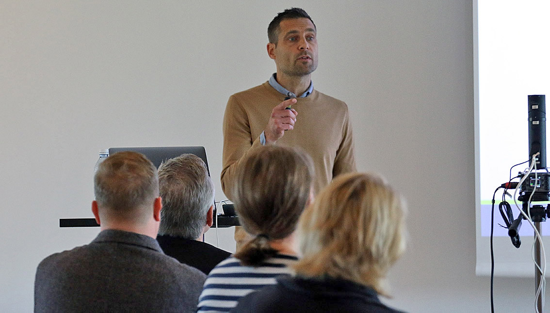 Psykologen: ”Vi måste återerövra den fysiska kontakten” - Skillingaryd