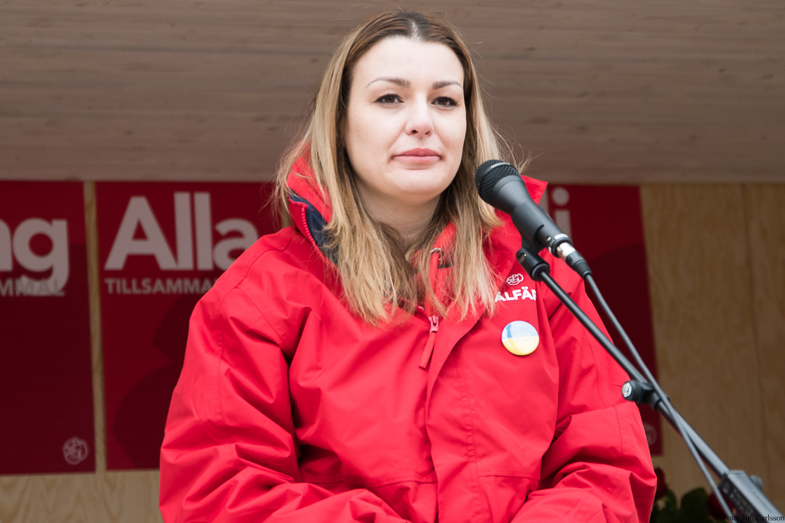 Bildextra: Efter pandemin - demonstrationståg igen – Azra minns krigets ...