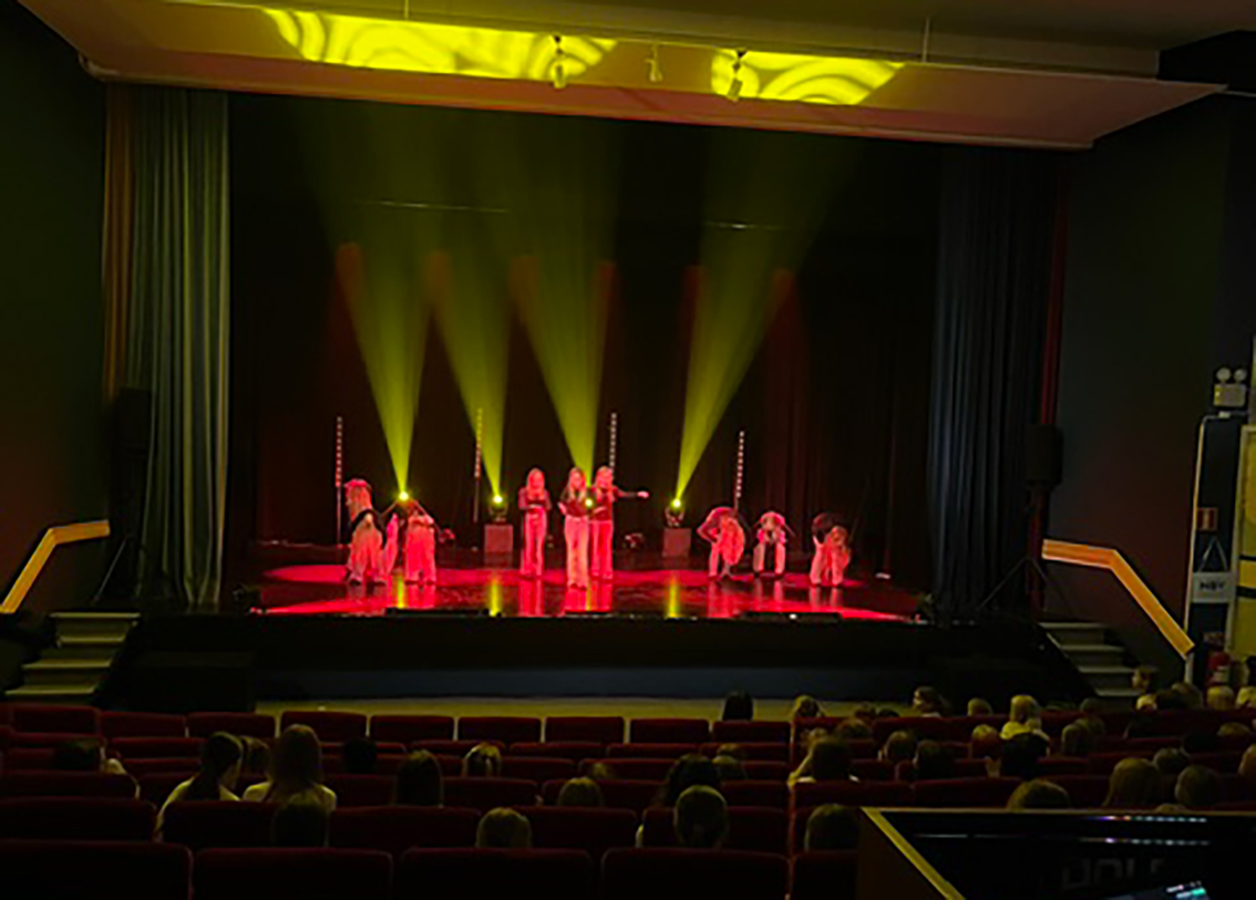 Showdansuppvisning i Skillingehus - Skillingaryd