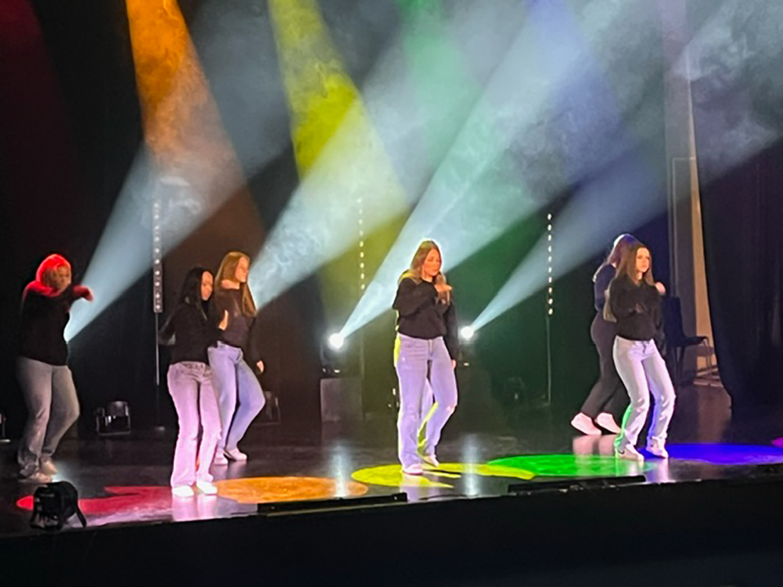 Showdansuppvisning i Skillingehus - Skillingaryd