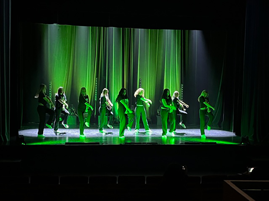 Showdansuppvisning i Skillingehus - Skillingaryd